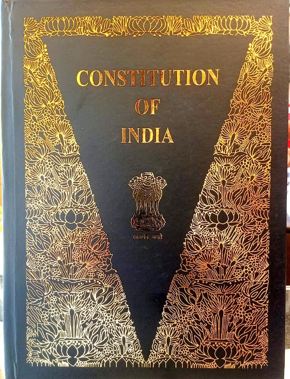 Constitution of India (Calligraphic and Illustrated Copy) [Hardcover ...
